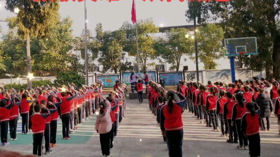 开学第一课:漳州多所学校开展致敬卫国戍边英雄活动。英雄请安息,...