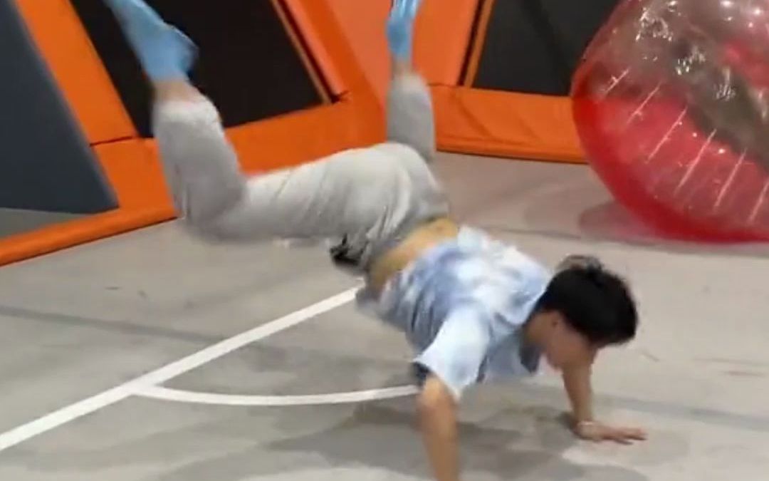 惟妙惟肖!湖北俩男生用身体模仿青蛙和泥鳅,当事人:学舞蹈的肢体很协调