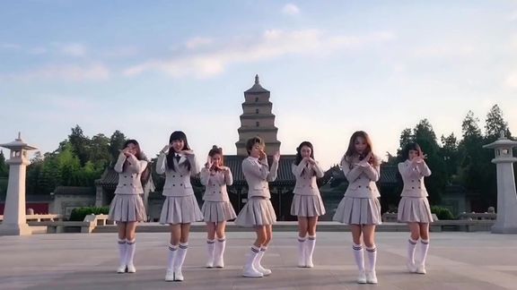 一群美少女模仿火箭少女跳舞,颜值实力超棒,太厉害了真好看