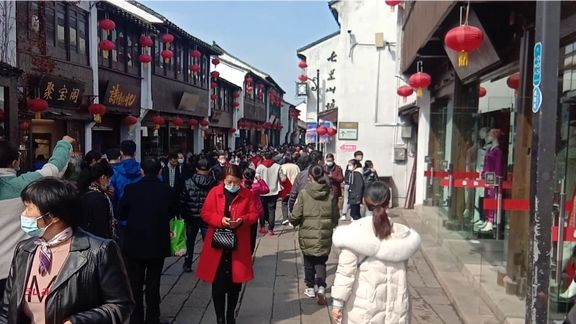 大年初二带你走进苏州七里山塘壮观景象,小团子独自行走好几公里