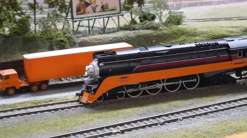 美国南方太平洋GS-4蒸汽机车模型,在自制的铁轨上咆哮运行,逼真