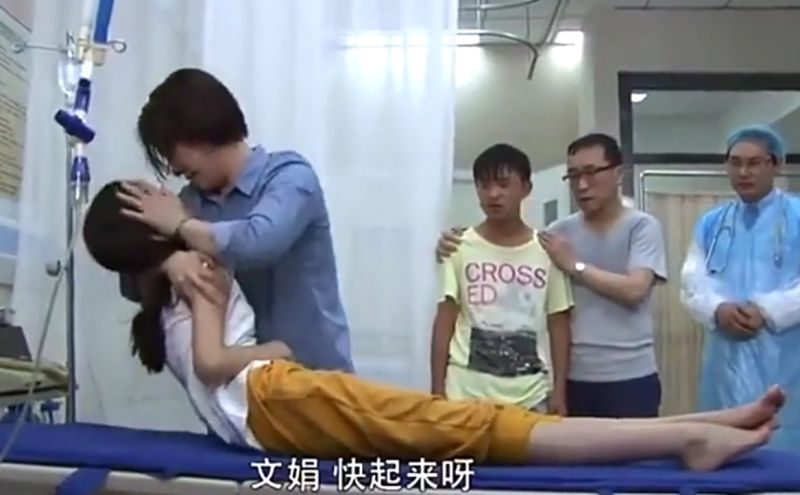 女儿抢救被医生判死亡,妈妈听到崩溃不愿接受现实,奇迹发生了!