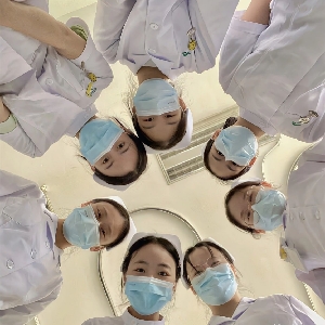 犯困的蓝胖子 