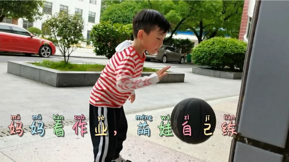 放学后,妈妈还在看作业,萌娃自己锻炼身体,还一边数数,超棒!