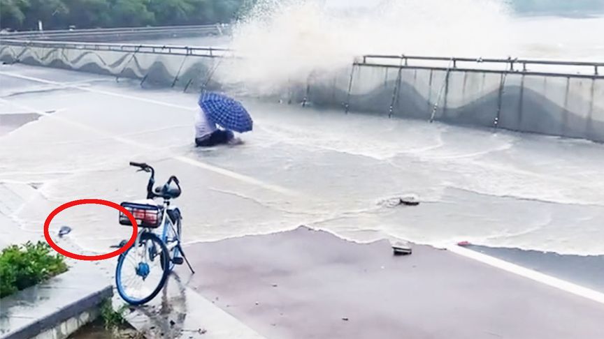 钱塘江大潮来袭!男子不听劝近距离观潮,被浪花拍倒在地