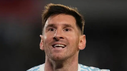 梅西迎本届世界杯首秀!发声回应脚踝伤情,C罗向梅西下战书