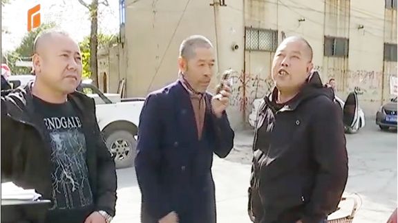 男子倒车撞伤老太,民警到场划分责任后,双方就护理费产生分歧