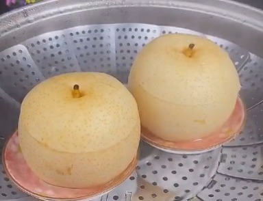 来学一学冰糖炖雪梨,润肺又止咳~