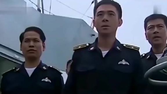 海上有一漂浮物,海军战士以为是浮标,结果舰长一看立马下令开炮