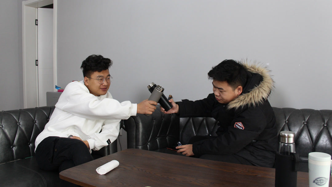朋友俩在聊工资,税后工资和睡后工资,差别真的大