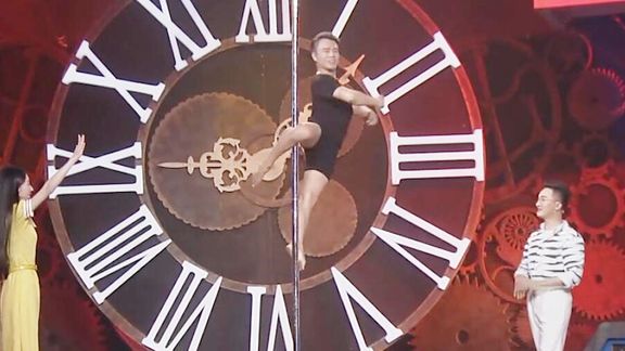 男子教导师跳钢管舞,一段演绎惊艳全场,谁说男人不能跳了?