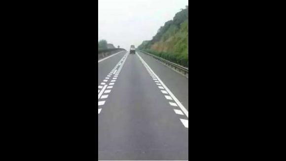 视频中的交通标线你认识吗?带你认识一组交通标线。