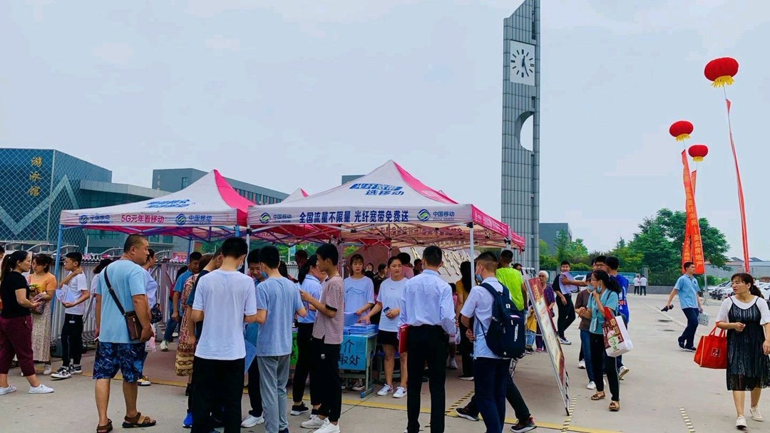 焦作市宇华实验学校举办首届校园模拟招聘会,小小学子展示精彩