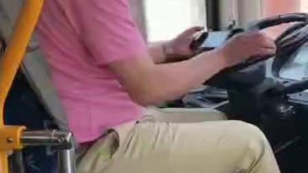 公交司机边开车边打手机游戏