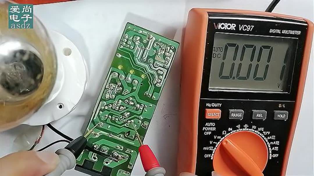 修了一个电源无输出,是这个元件损坏了,KA3842应用电路引脚电压