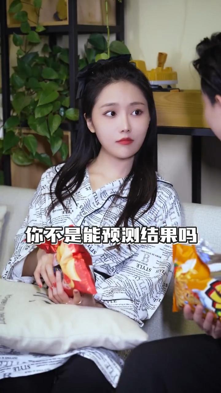 男友深夜看球,小璐居然用车轱辘就能预测比赛结果?@抖音体育 #2022世界杯#世界杯花式竞猜