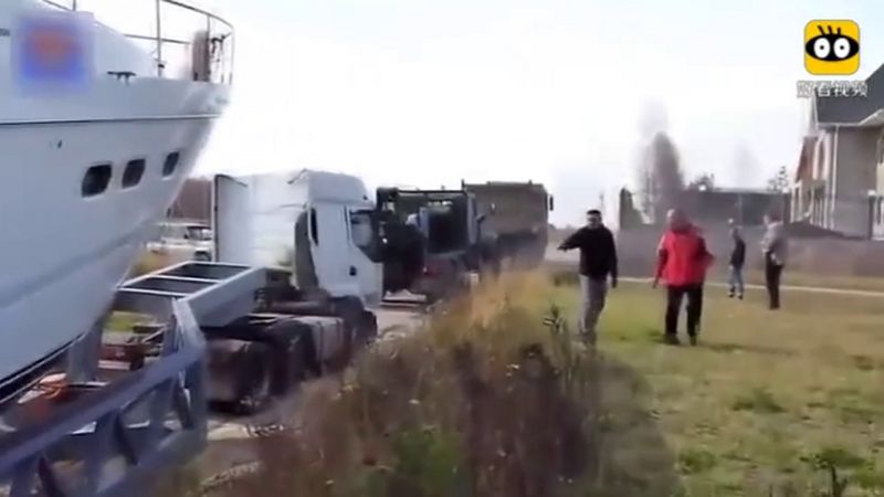 卡车侧翻场面太震撼了