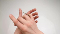 魔术教程纯手法硬币在手指上翻转,看完教学不服不行