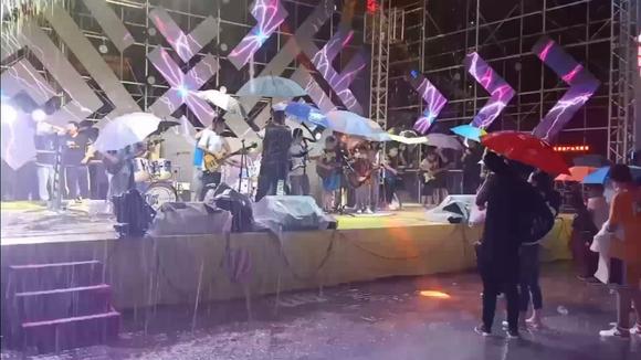 在暴风雨中,打着雨伞演出是什么样的感觉呢!