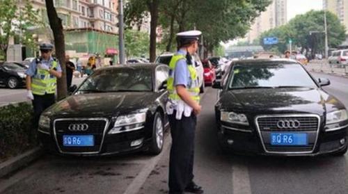 街头查到"孪生"车牌,车主竟是同一个人?交警:自投罗网?