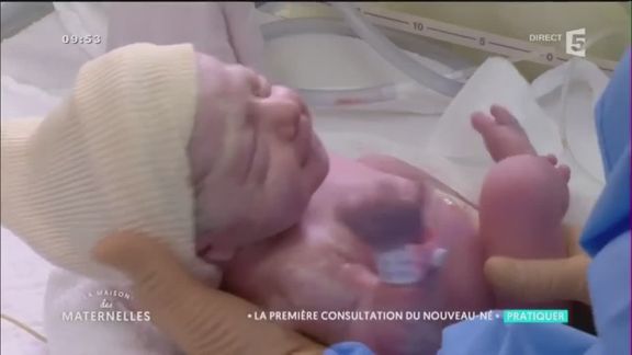 产科医生给新生宝宝做检查,一只手就能抱起来好小啊!看着真可爱