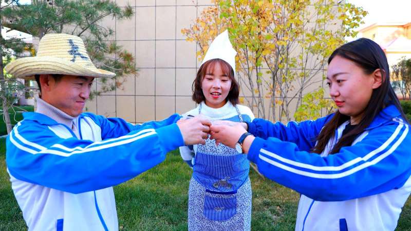 学生想吃肉,不料食堂阿姨用纸团做红烧肉,真抠门