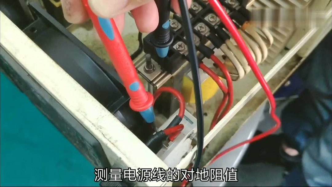 刚开始维修这台设备以为是风扇坏了,修到最后发现却是其它问题