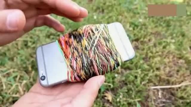 老外用2000根橡皮筋绑在苹果手机上,能把手机夹断吗?
