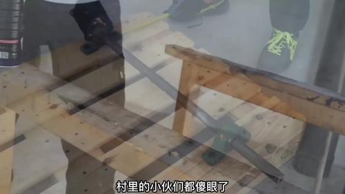 小伙在家给用木板给自己做了一辆卡丁车,满足了自己的小快乐