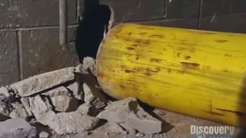 现场演示氧气瓶爆炸以后是可以把墙打穿的
