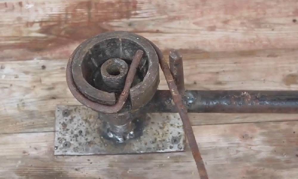 牛人用钢管制作的这个工具,许多工人都要用到,真的太实用了