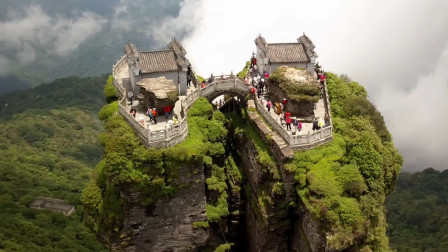 中国最有名的佛教净土,森林覆盖率95%,寺庙建在高山云雾之中