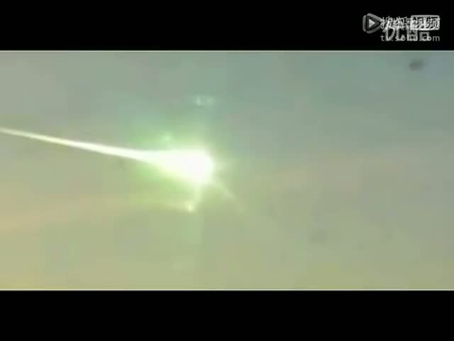 俄罗斯陨石坠落时疑似被UFO击碎