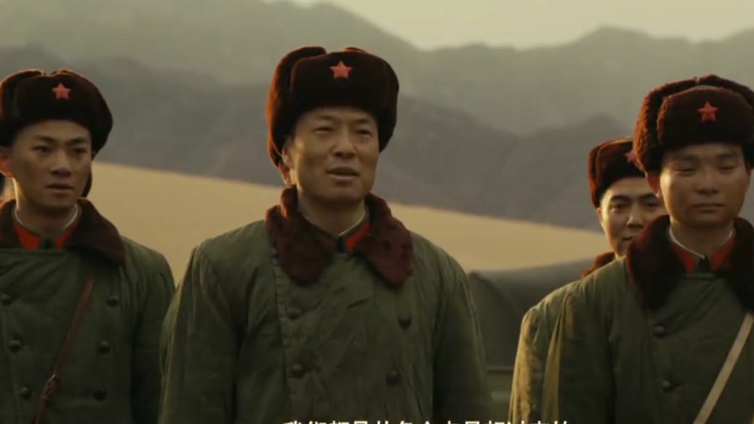 青春四射的新兵们,蜂拥到钱学森窗前偷看,对他表达无比崇敬