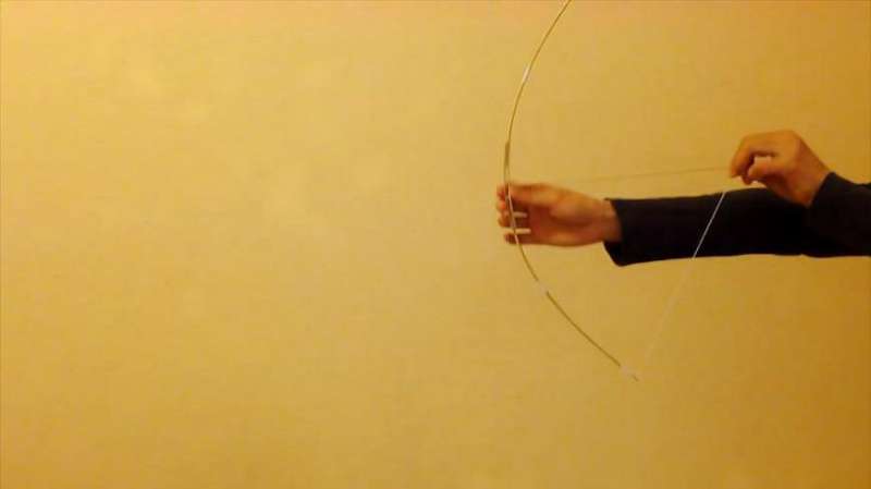 竹签能干啥?技术宅拿它制作了一把弓箭,看着像玩具,威力却不小