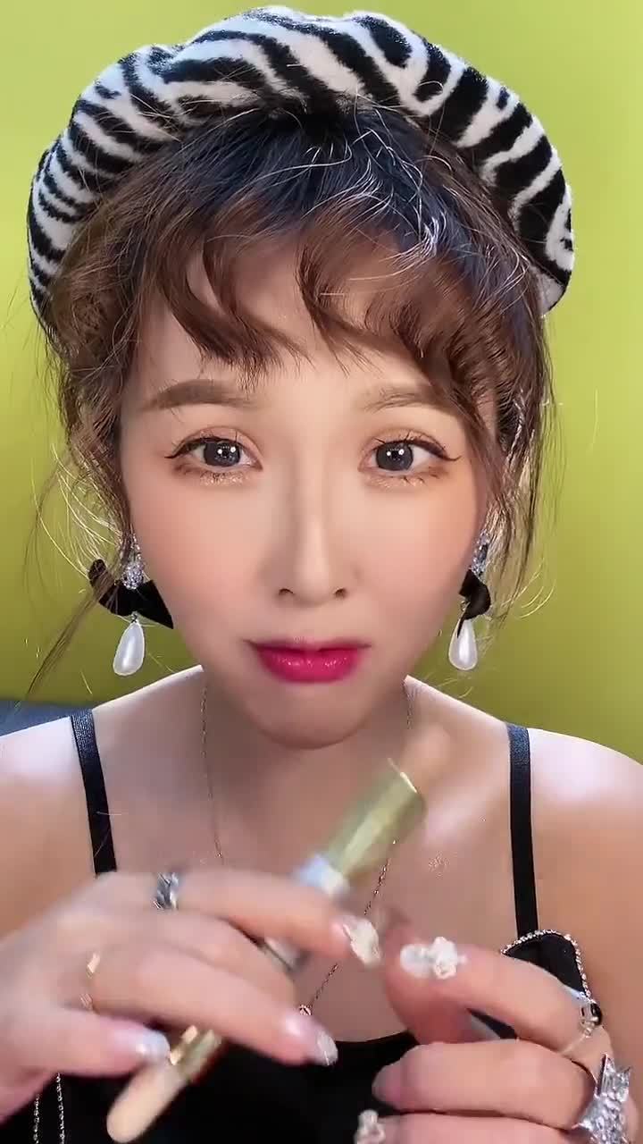 双色修容棒一头高光一头修容粉质细腻不嫌脏、画在鼻梁两侧打造立体...