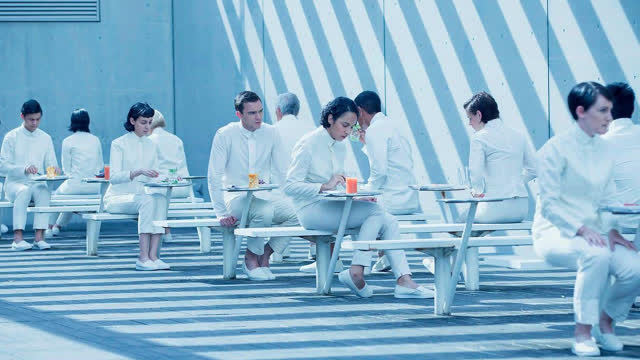 在未来世界,人类只是一种劳动工具,产生情感就会被清除!