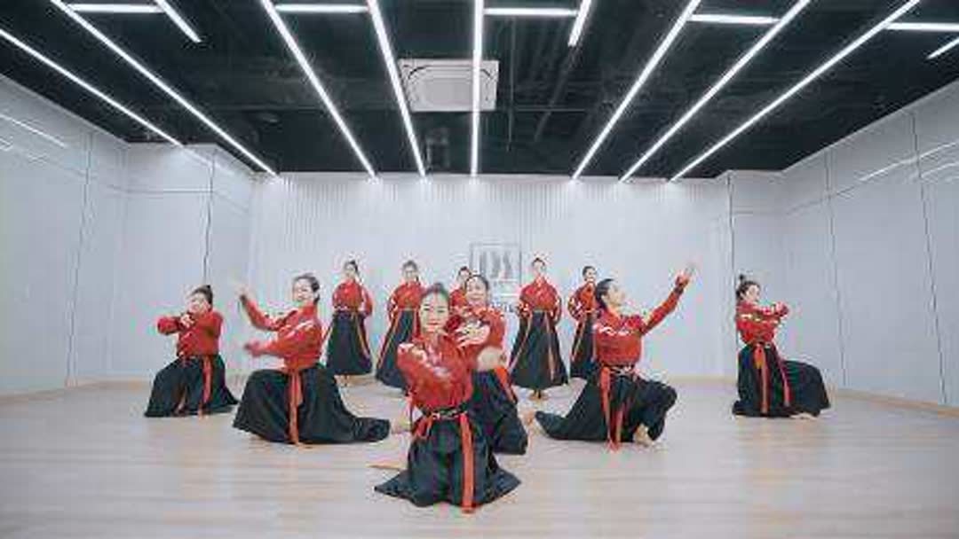古典舞《踏山河》女子们这一身侠骨柔情，抵得过千军万马！