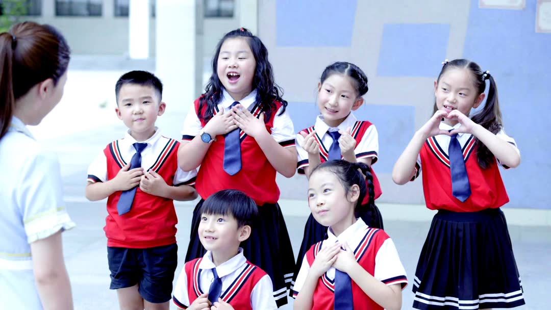 ...组织开班会,向学生提问最羡慕谁,班里最后一个孩子的发言令老师感动!