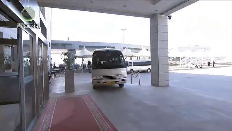 出席全国政协十四届一次会议的住青全国政协委员离宁赴京