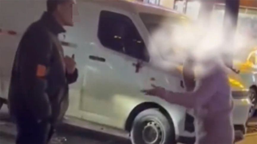 女子倒车发生碰撞,反而质问好心帮忙路人:都跟你说我技术不好了