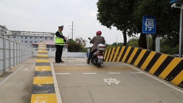 电动车驾照考试费用公布,有3个考试科目,无证驾驶扣人扣车