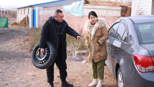 男子买二手车要分期付款,不料女车主却分期付车,真有才