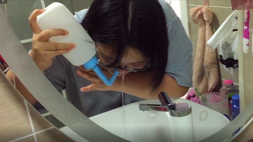 在家用洗鼻器清洗鼻子,竟成为全家的笑料?全程高能好尴尬!