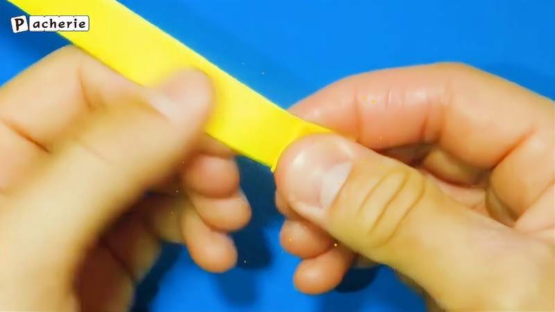 一张纸做一个戒指,多做几个戴在手上,装饰出来特别好看