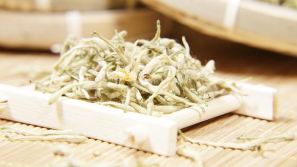 中草药金银花有哪些主要功效?能治疗哪些常见病?看视频就知道