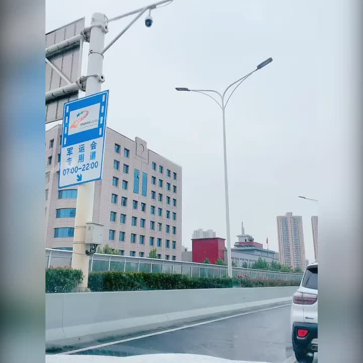 #武汉军运动会 为武汉打call!都不走军运会专用道,自觉地排队!武汉会越...