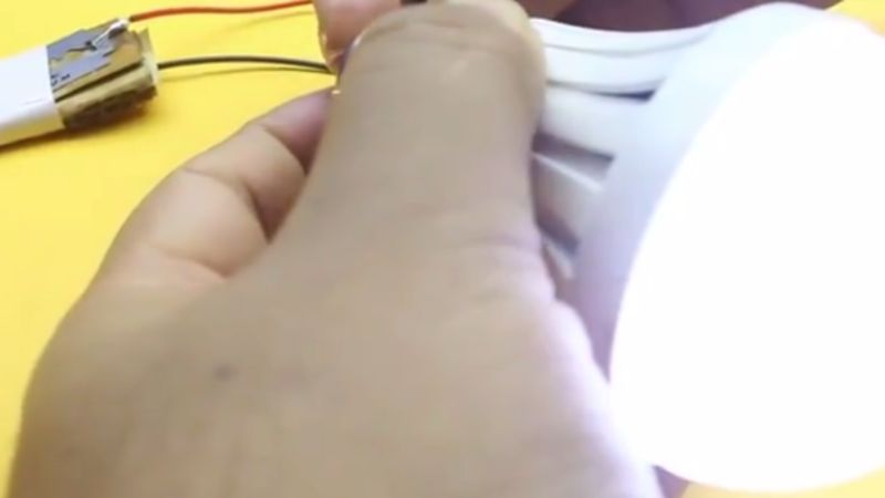 不用电池不用磁铁,灯泡也能亮!