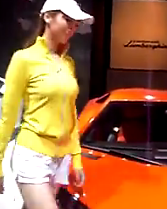 成都车展,保时捷展台车模,出场的瞬间大家都看呆了!