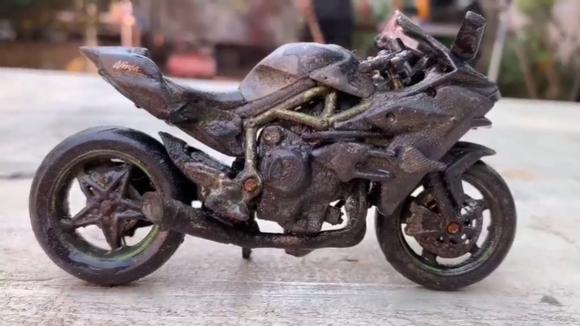 在田里捡到了旧的川崎摩托车模型,拿回家修复一下,跟新的一样!